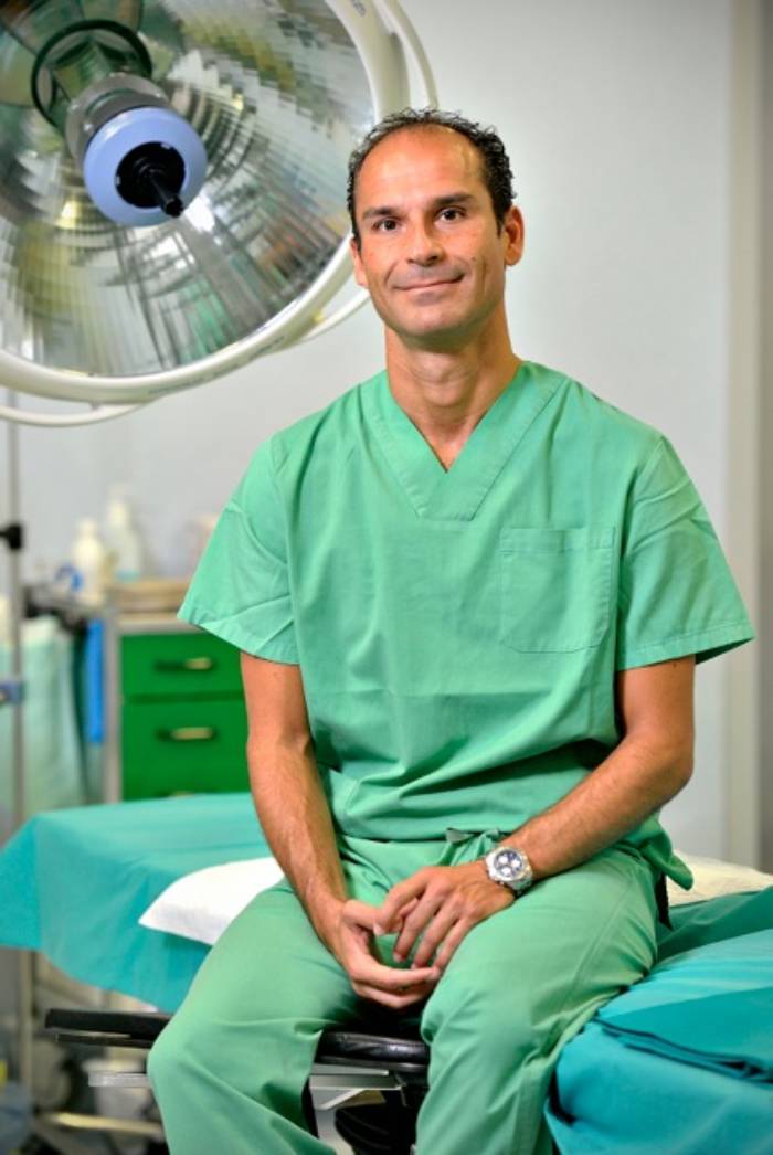 El doctor César Ramírez, jefe del Servicio de Cirugía de Quirónsalud ...