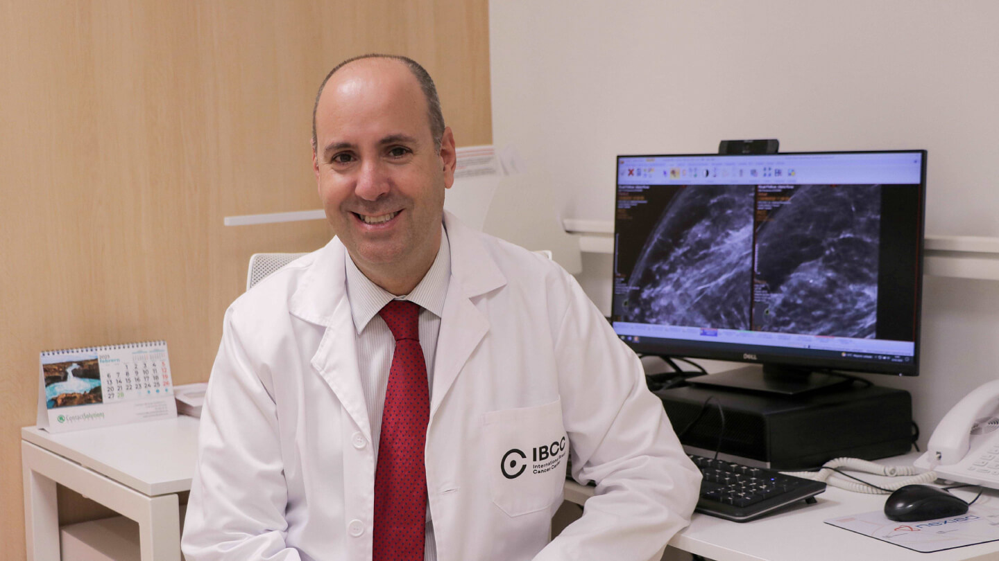 El Dr. Javier Cortés, director del IBCC-Pangaea Oncology en Centro ...