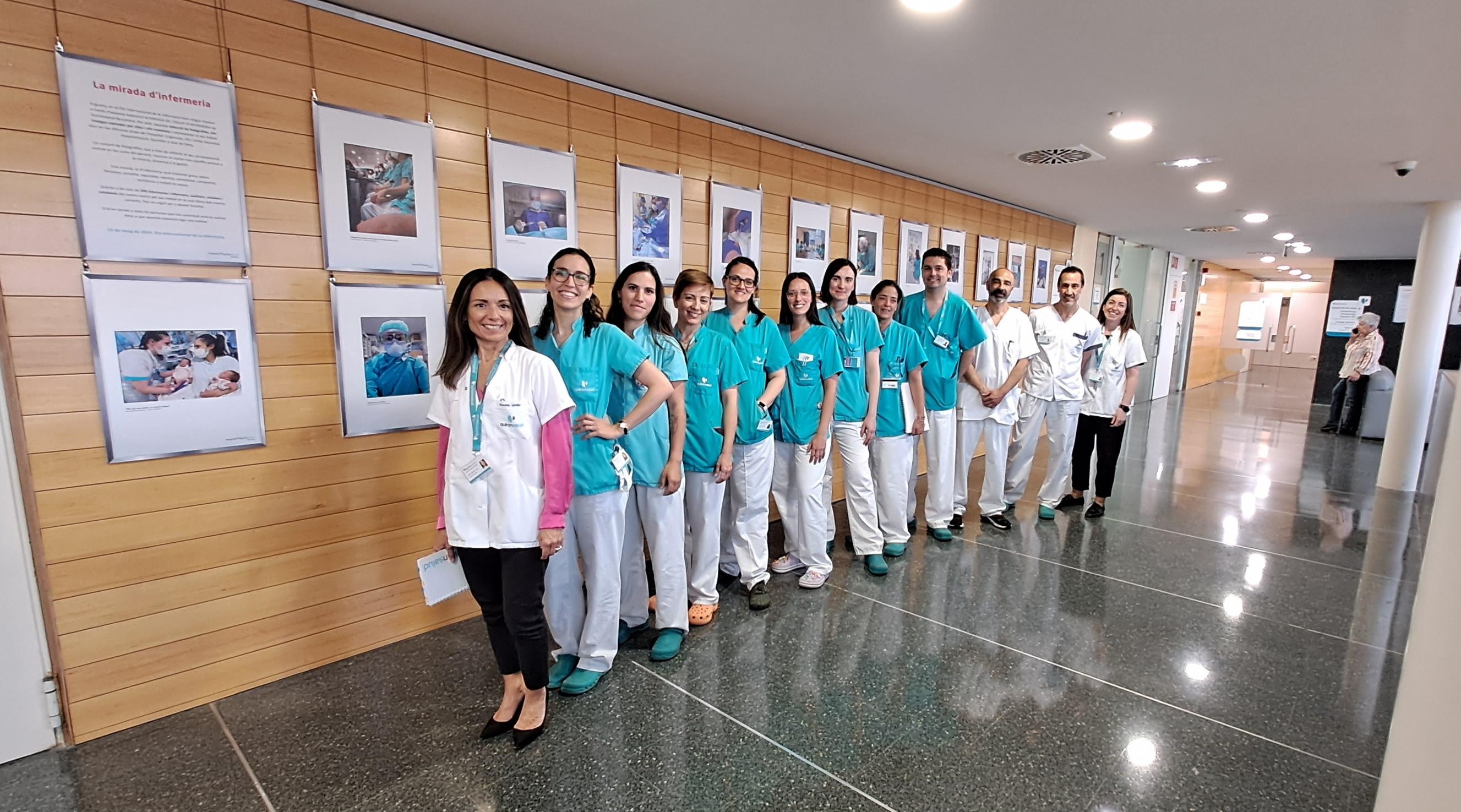 Una exposición compuesta por fotografías del equipo de enfermería ...